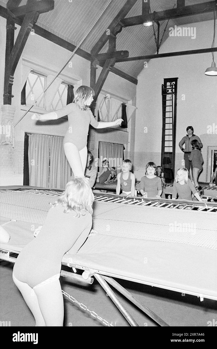 Trampoline Jumping Mushroom School IJmuiden, Gymnastics, 12-05-1976 ...