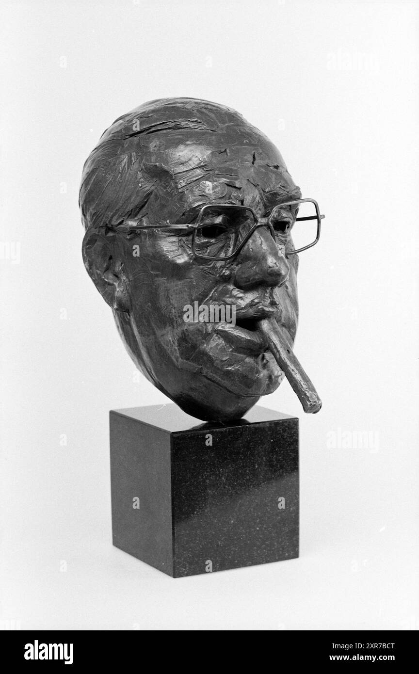 Sculpture C. de Boer by Kees Verkade, Verkade Kees, sculptor, 18-03-1987, Whizgle Dutch News ...