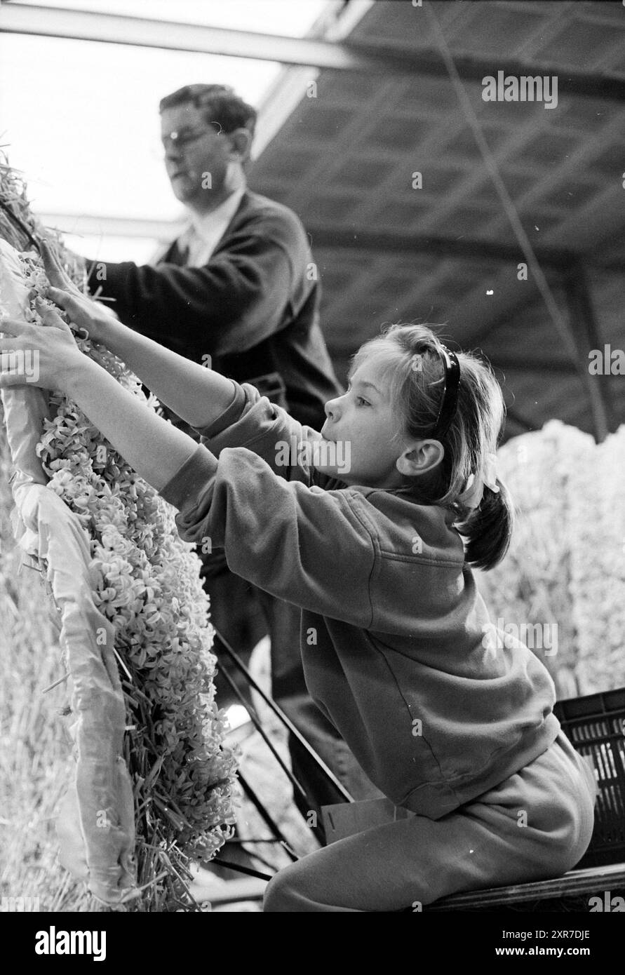 Insert the parade float, 20-04-1993, Whizgle Dutch News: Historic ...