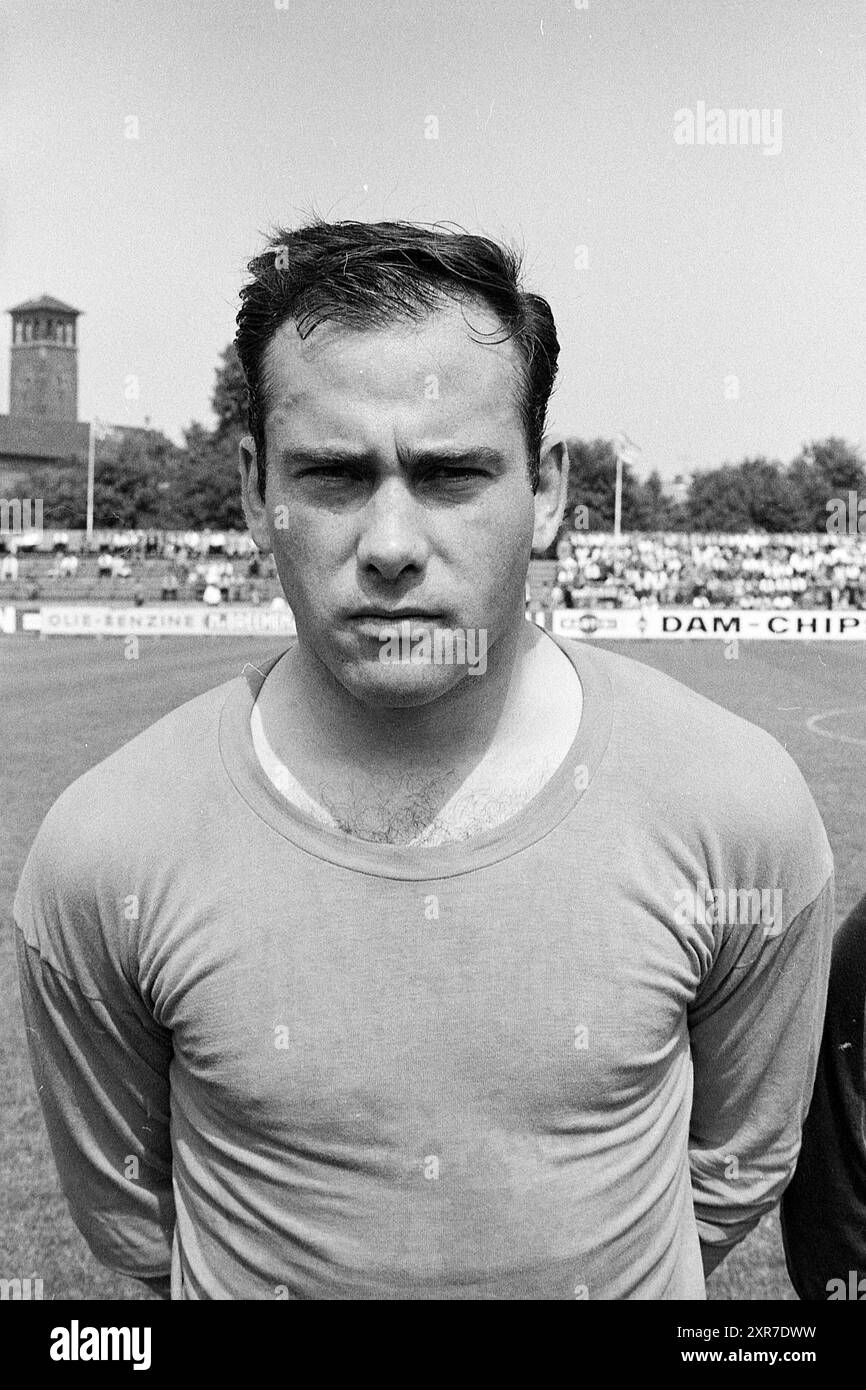 Portraits of the football team HFC Haarlem with coach Barry Hughes ...