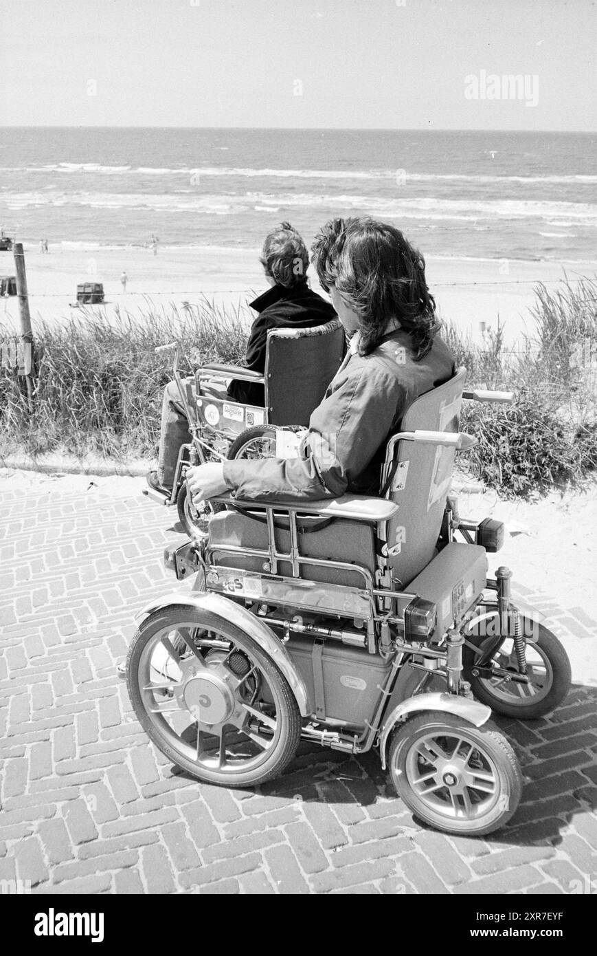 Beach newspaper, people with wheelchairs at the beach exit, Beach and beaches, 09-07-1985 ...