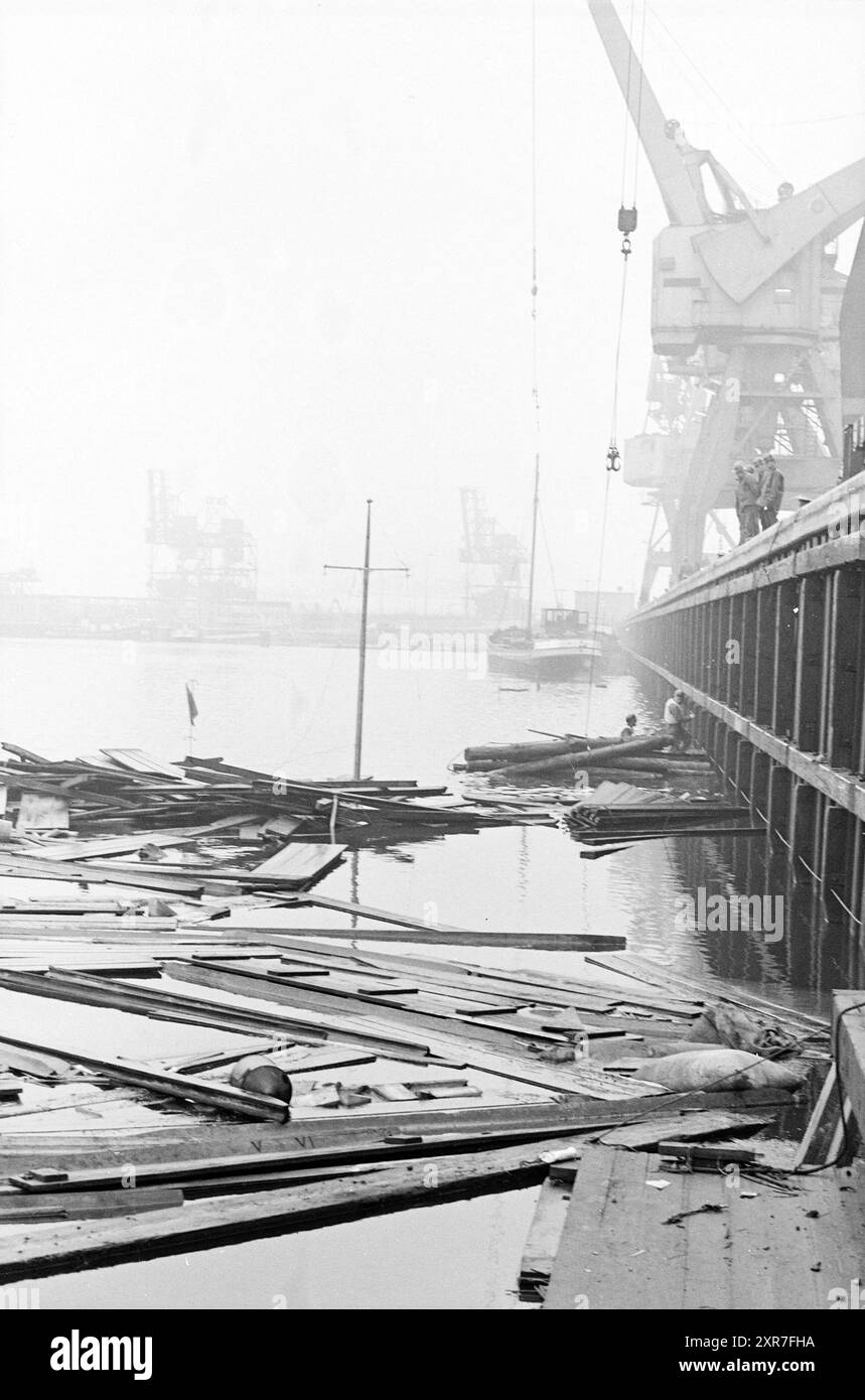 Sunken inland vessel, port of Hoogovens, shipping disasters, 06-10-1964 ...