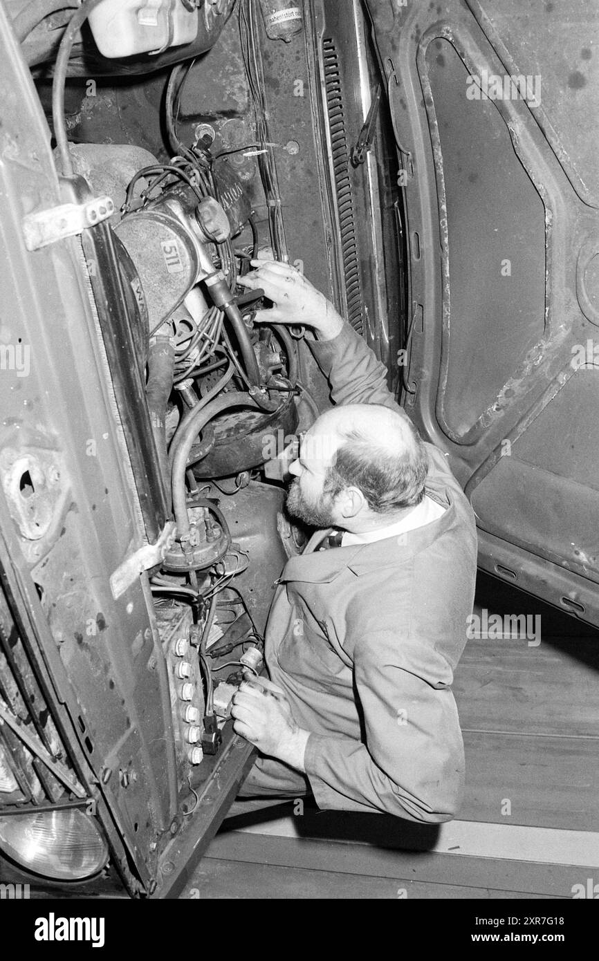 Mechanic in a garage., 00-02-1984, Whizgle Dutch News: Historic Images ...
