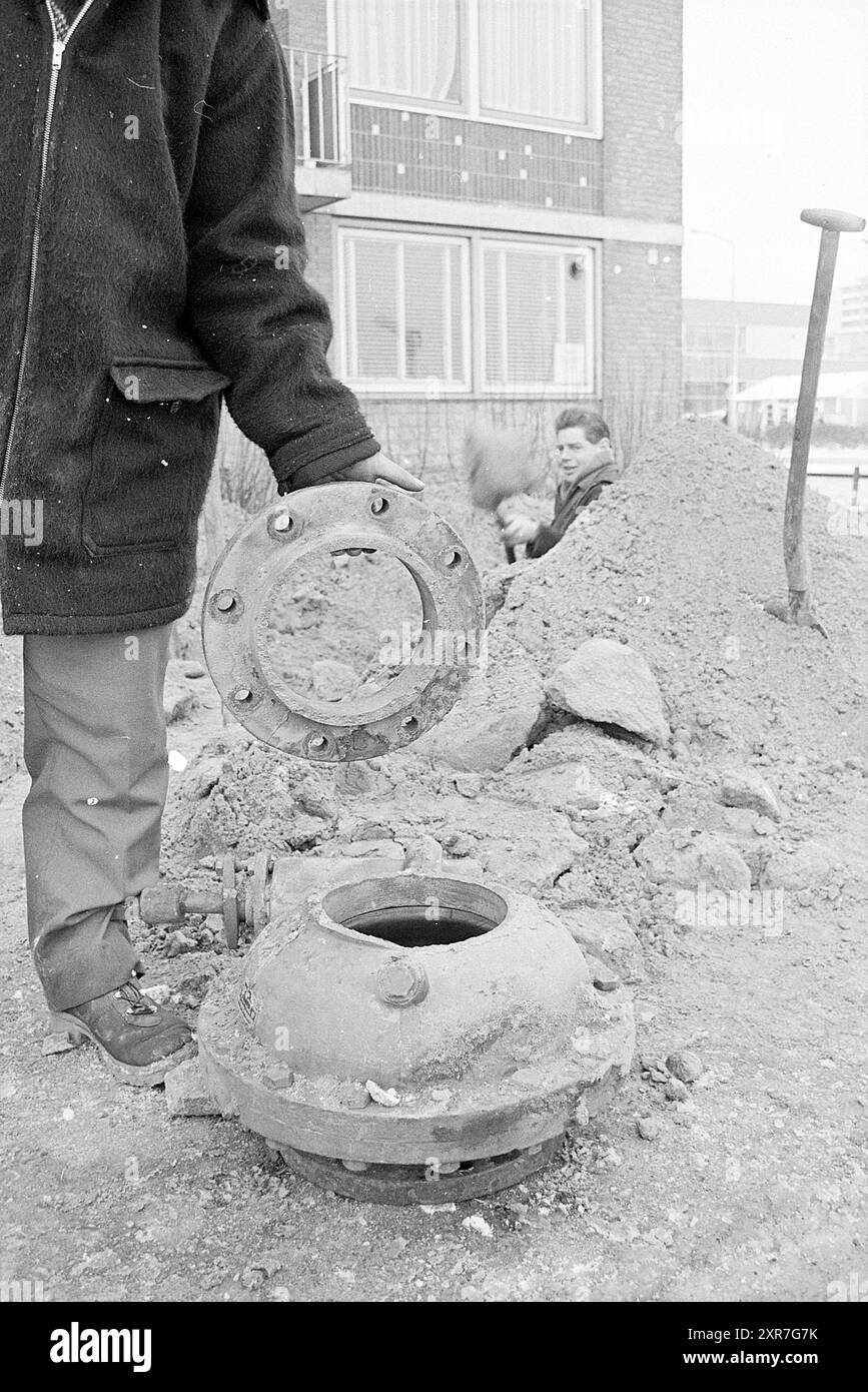 Dismantled flange of a gas pipe, Whizgle Dutch News: Historic Images ...