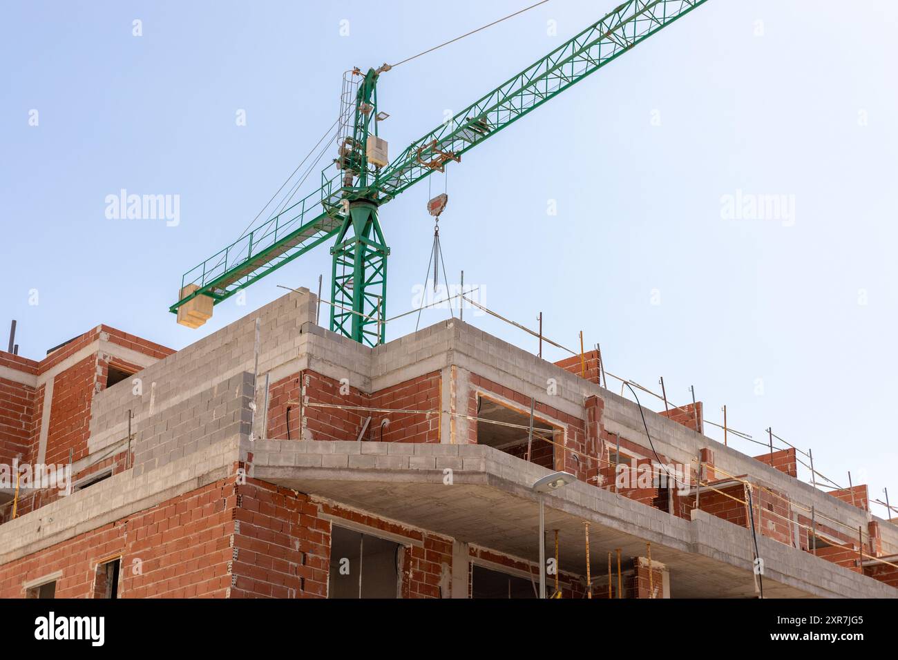 Lifting brickwork hi-res stock photography and images - Alamy