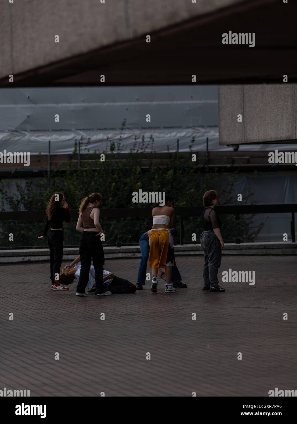 Group of dancers practicing a choreography in an urban environment ...