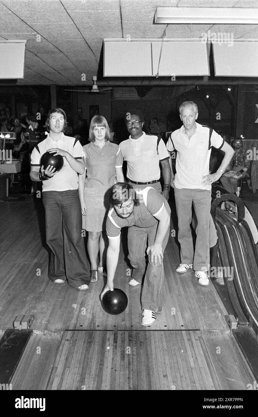 Bowling various team photos hi-res stock photography and images - Alamy