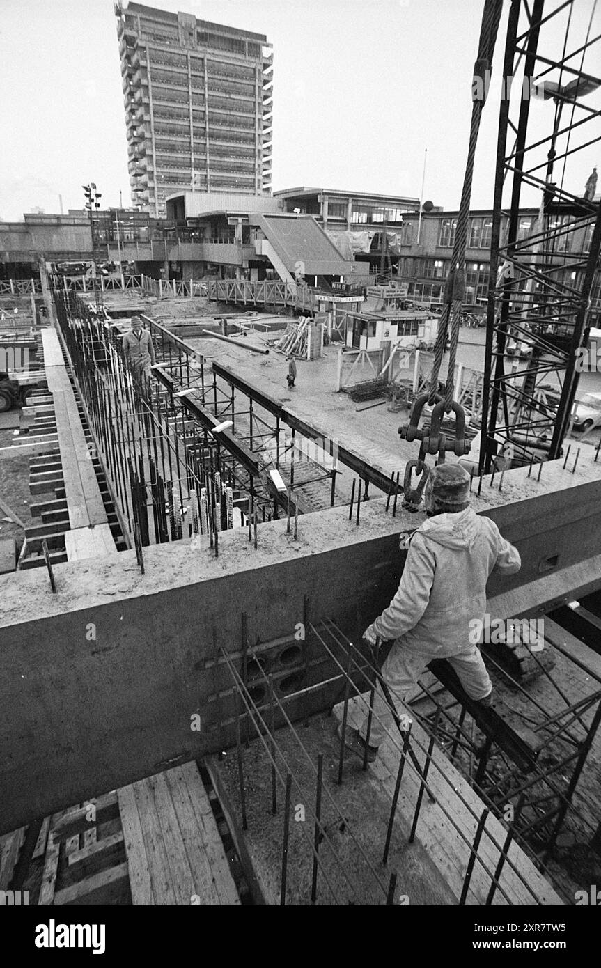 Installing heavy steel beams Black and White Stock Photos & Images - Alamy