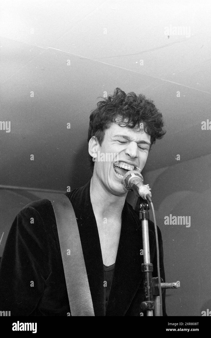 Singer All Lips from Backlight, Music, Singing, 12-03-1985, Whizgle ...