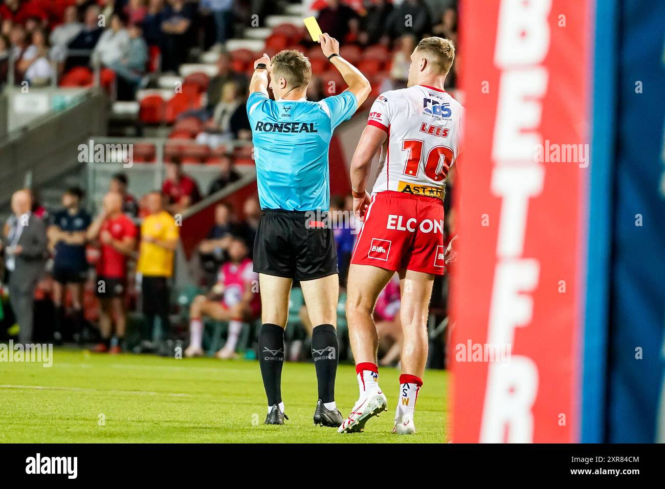Rugby referee red card hi-res stock photography and images - Alamy