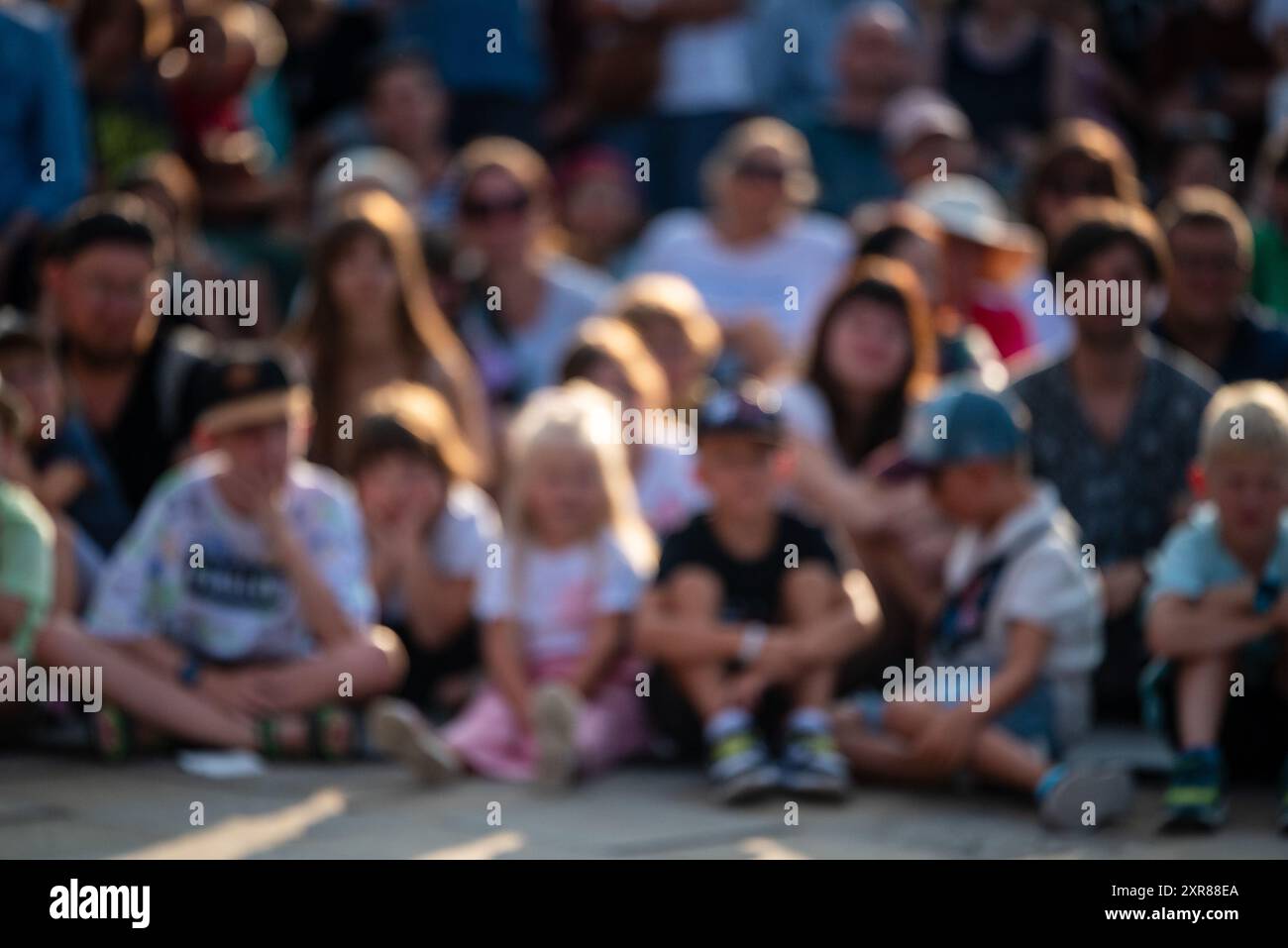 Children audience outdoors hi-res stock photography and images - Alamy