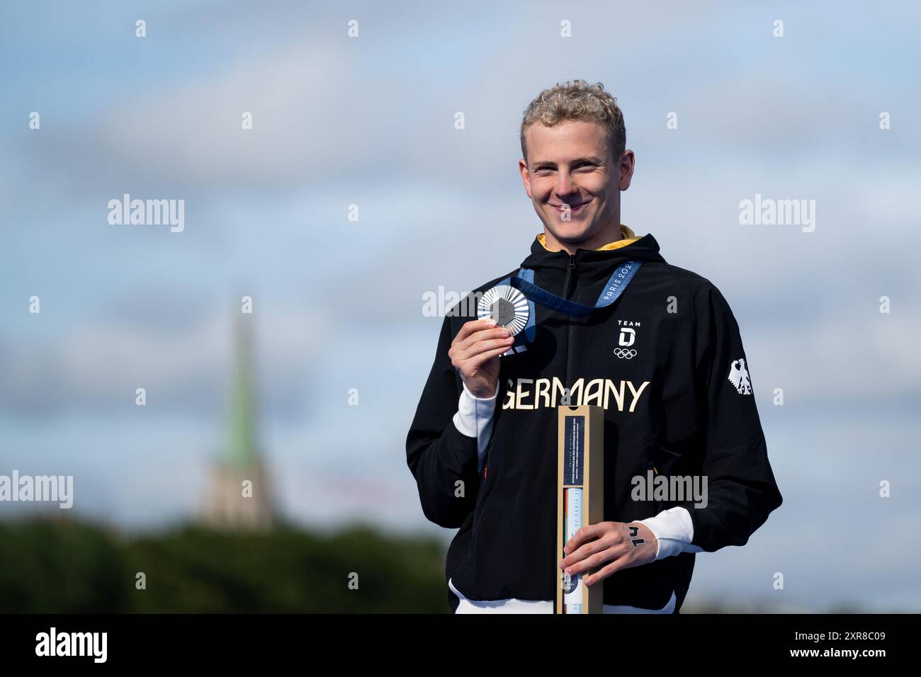 KLEMET Oliver (Deutschland) jubelt bei der Siegerehrung auf dem Podium ...