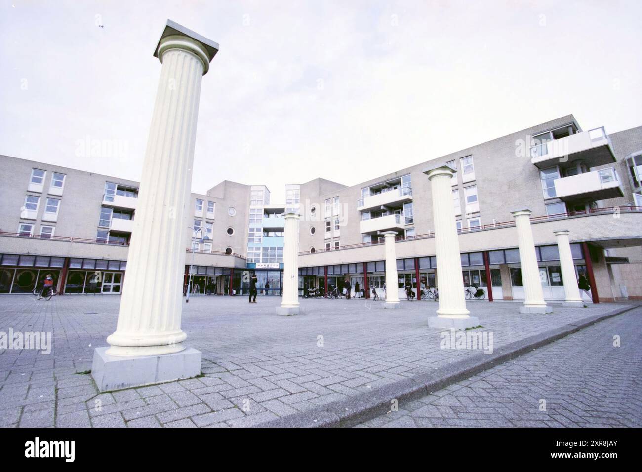 Exterior shopping center paradijs hi-res stock photography and images ...