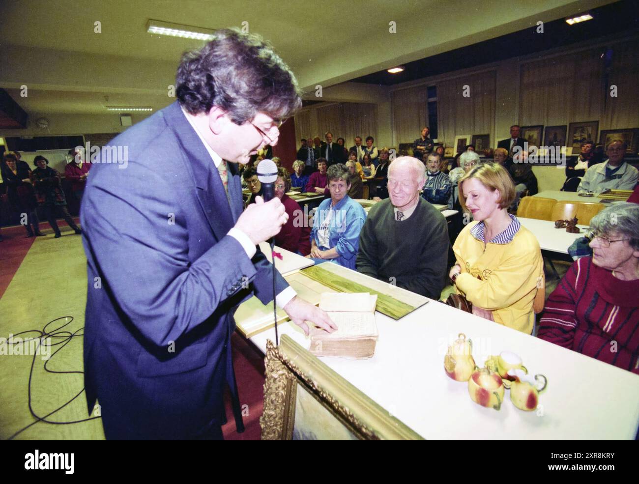 Valuing art by Sotheby's, 17-04-1997 Stock Photo - Alamy