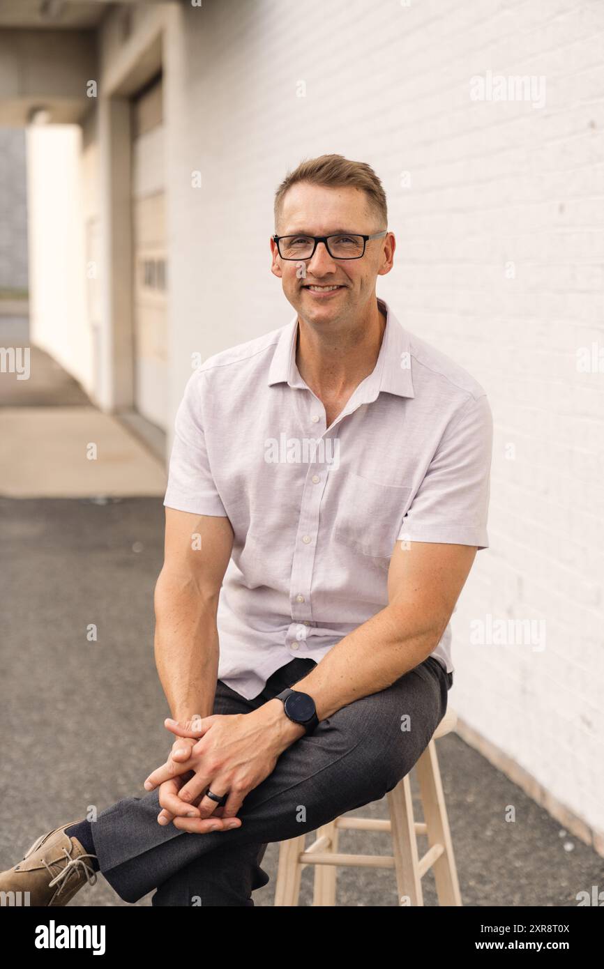 Old man sitting on stool hi-res stock photography and images - Alamy