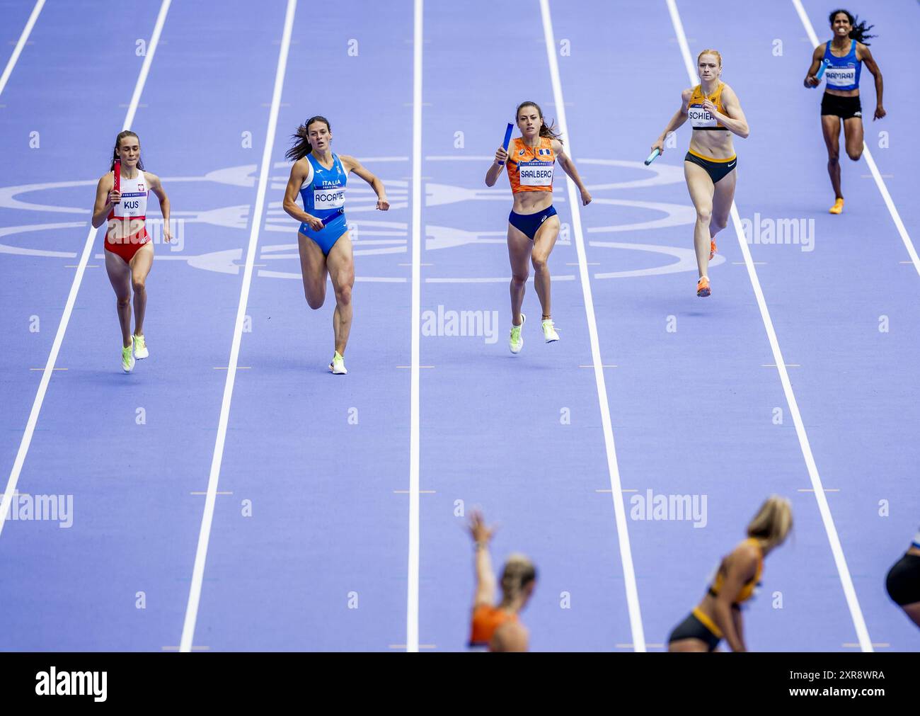 PARIS - Eveline Saalberg (3rd L) in action in the 4x400 meter relay ...