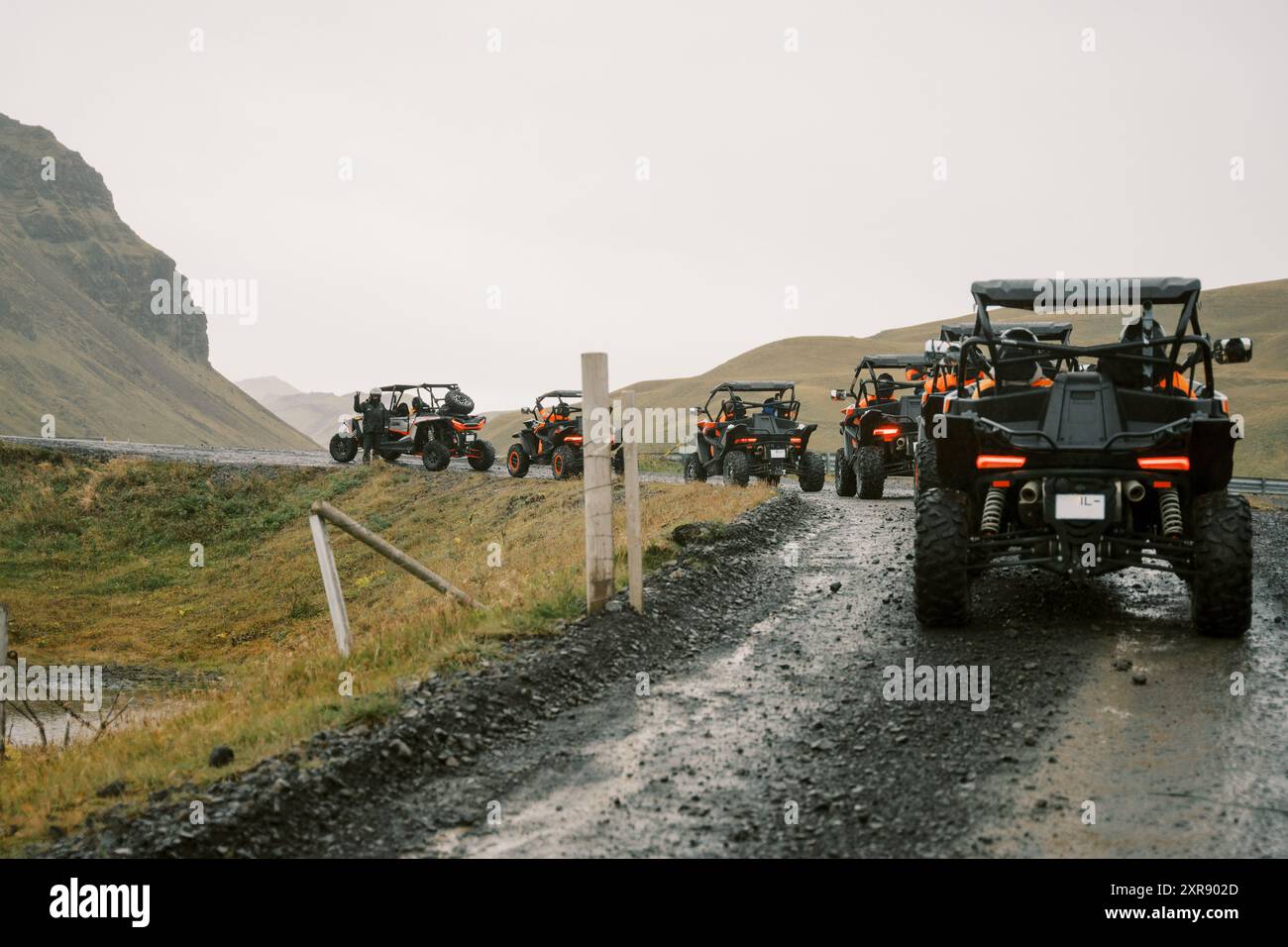 Buggy Convoy safety stop on gravel road by mountain side in rain Stock ...