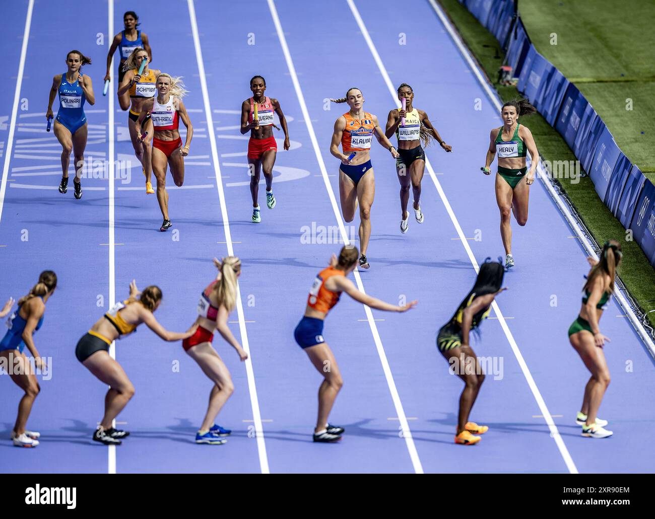 4x400 meter relay hi-res stock photography and images - Alamy