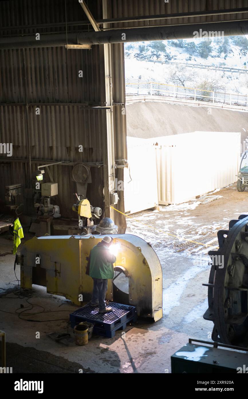 Welder working in machine shop hi-res stock photography and images - Alamy