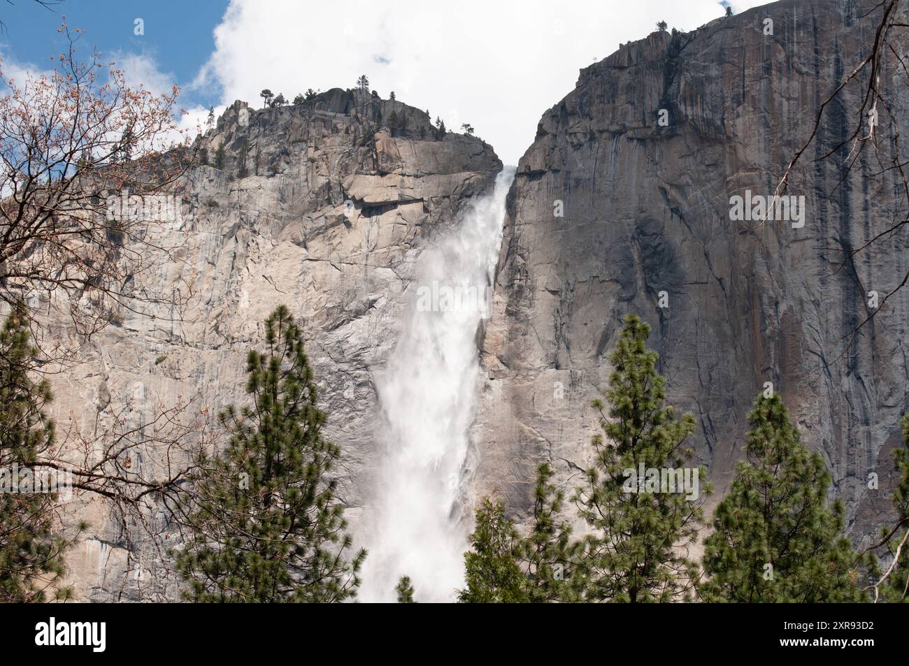 Beautiful waterfall clear blue sky hi-res stock photography and images ...