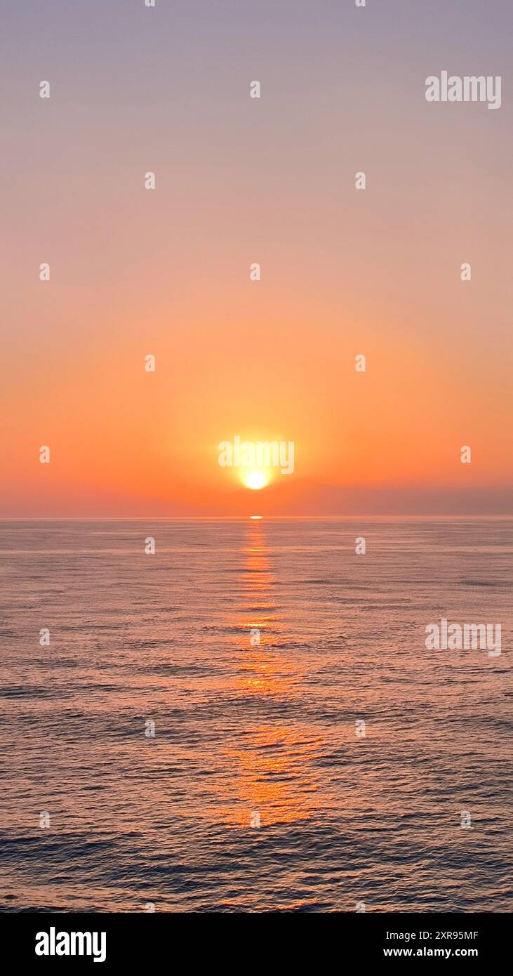 Sun in the middle of the ocean Stock Photo - Alamy