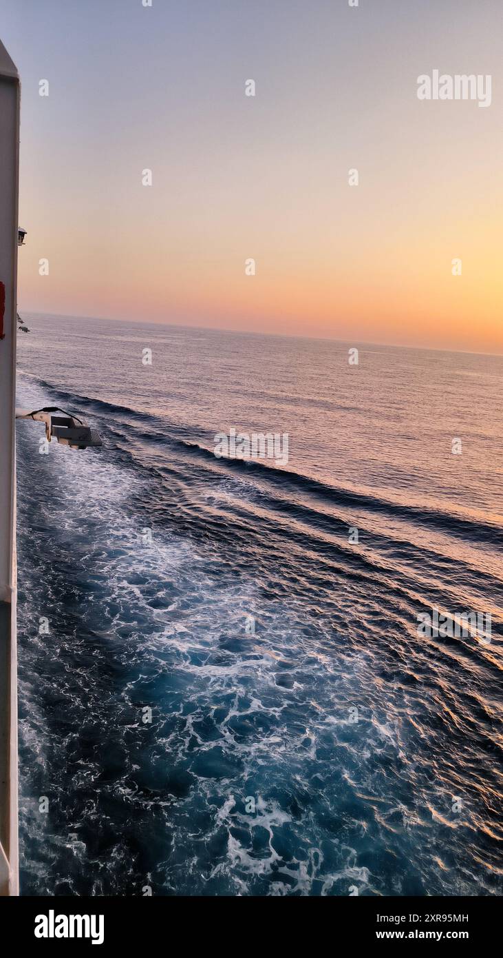 Sun in the middle of the ocean Stock Photo - Alamy