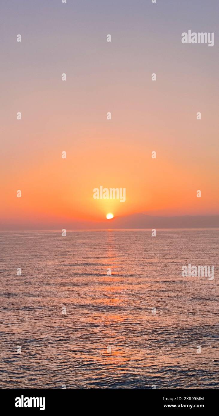 Sun in the middle of the ocean Stock Photo - Alamy