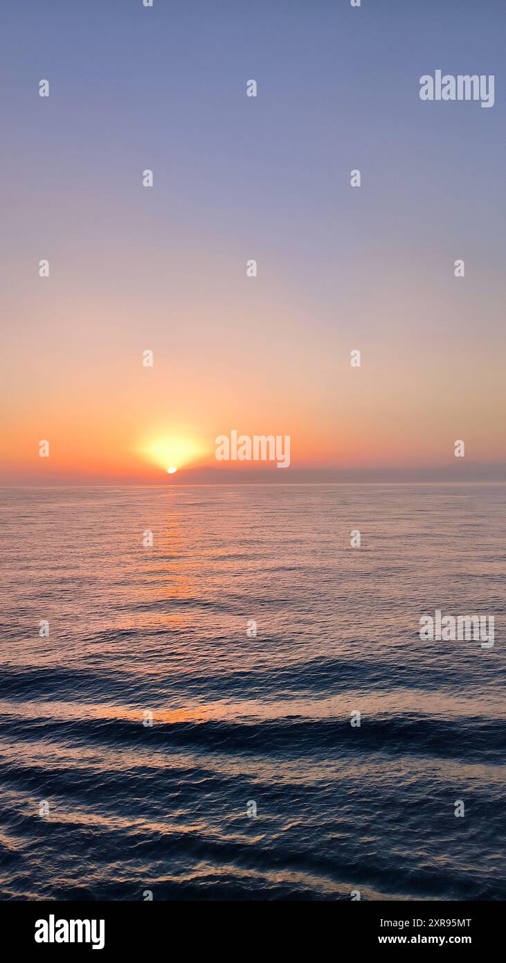 Sun in the middle of the ocean Stock Photo - Alamy