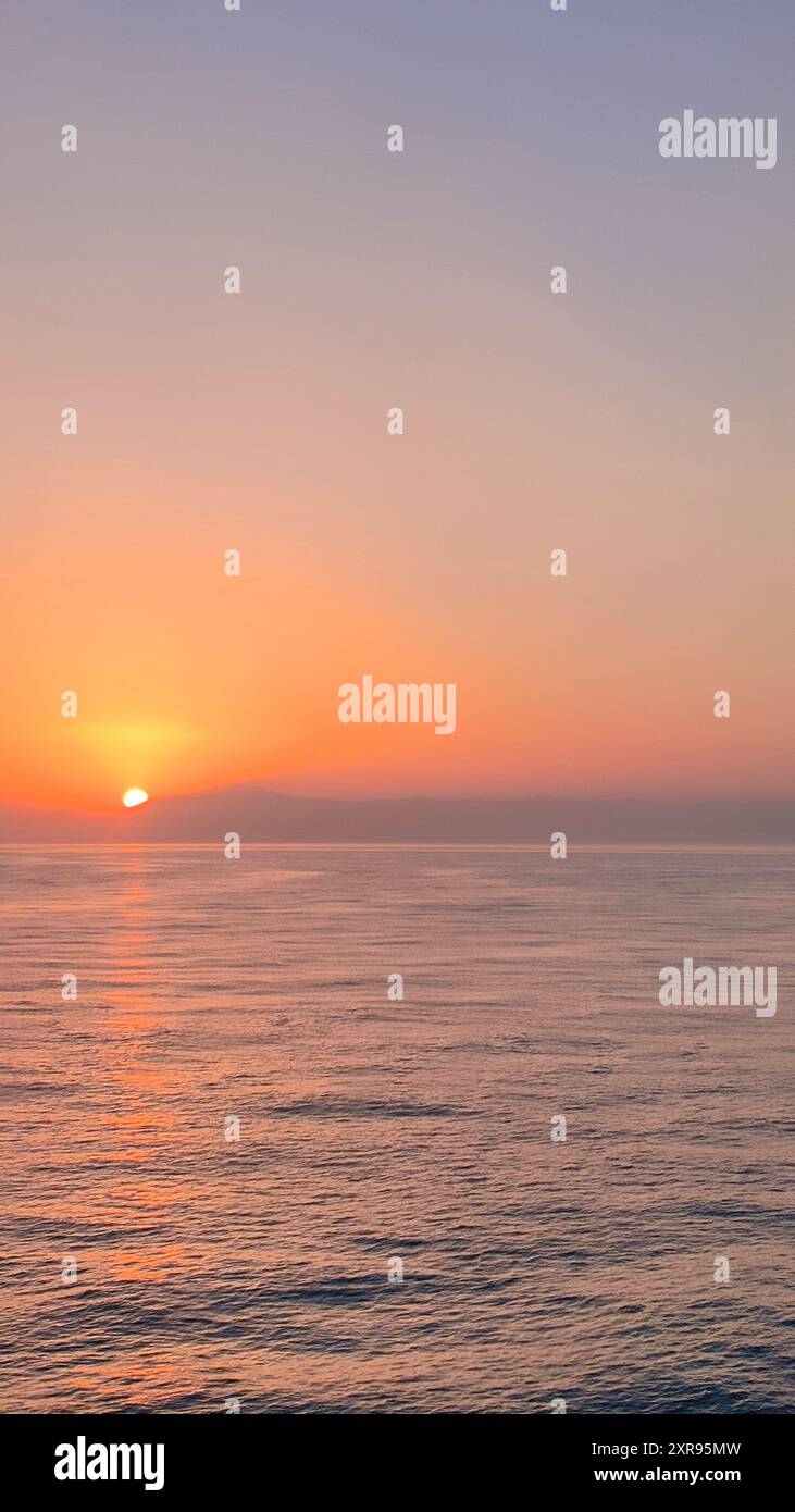 Sun in the middle of the ocean Stock Photo - Alamy