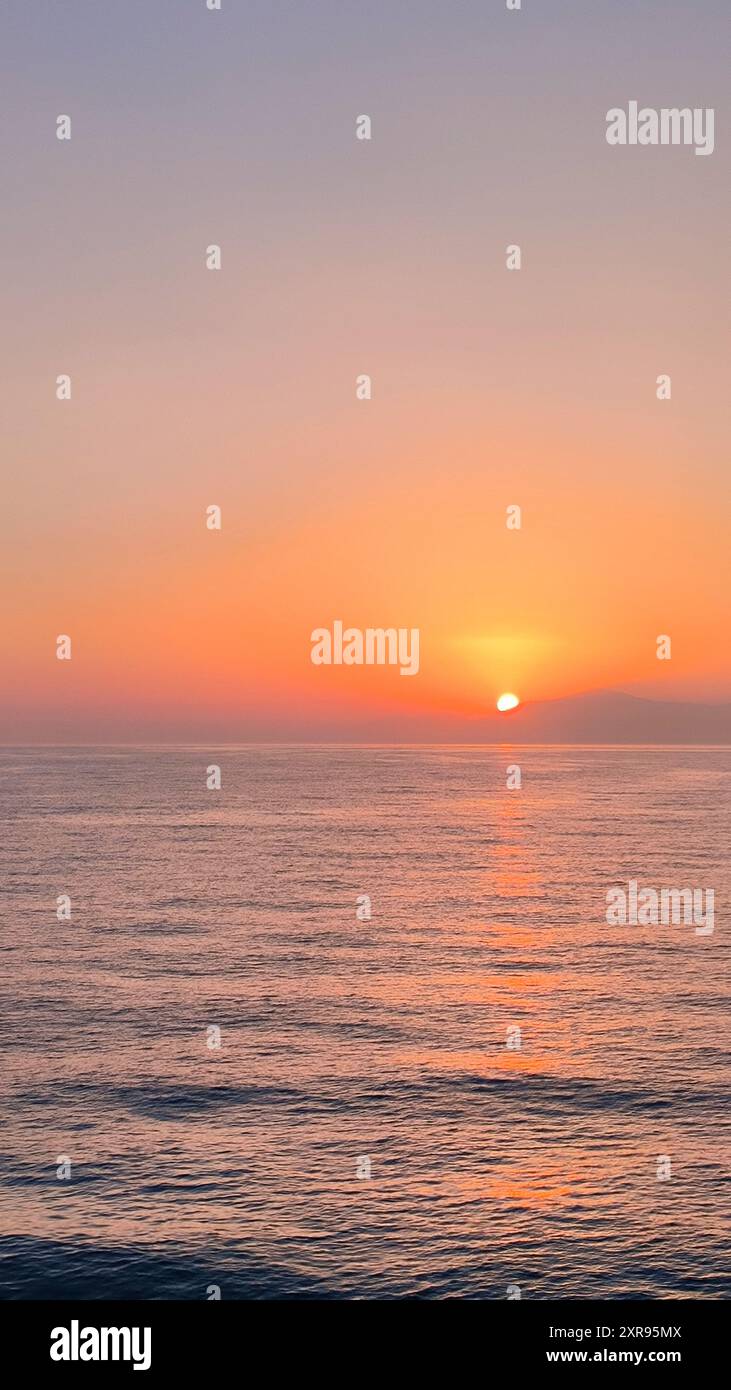 Sun in the middle of the ocean Stock Photo - Alamy