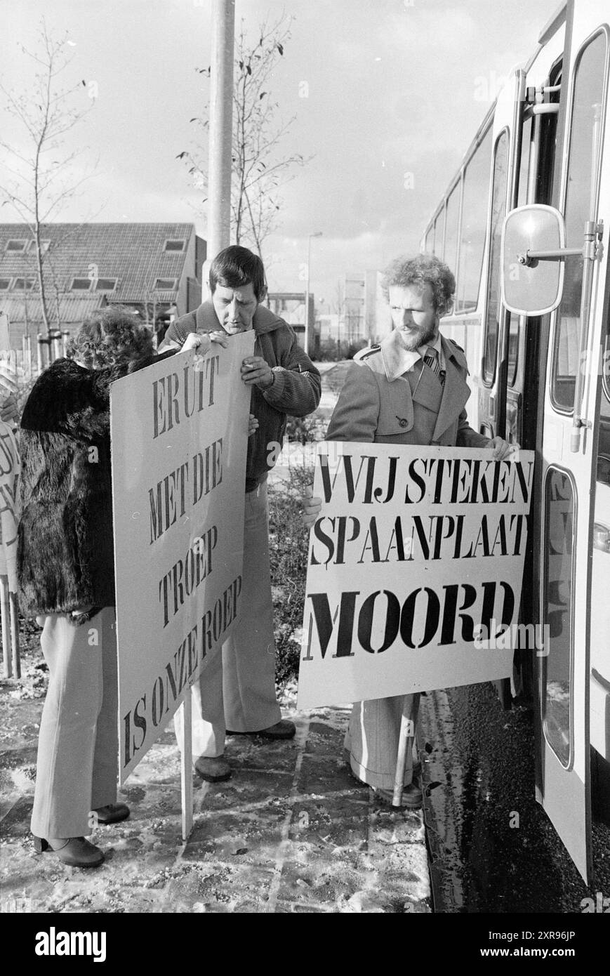 Chipboard demonstrators at bus, demonstration, 28-11-1978 Stock Photo ...