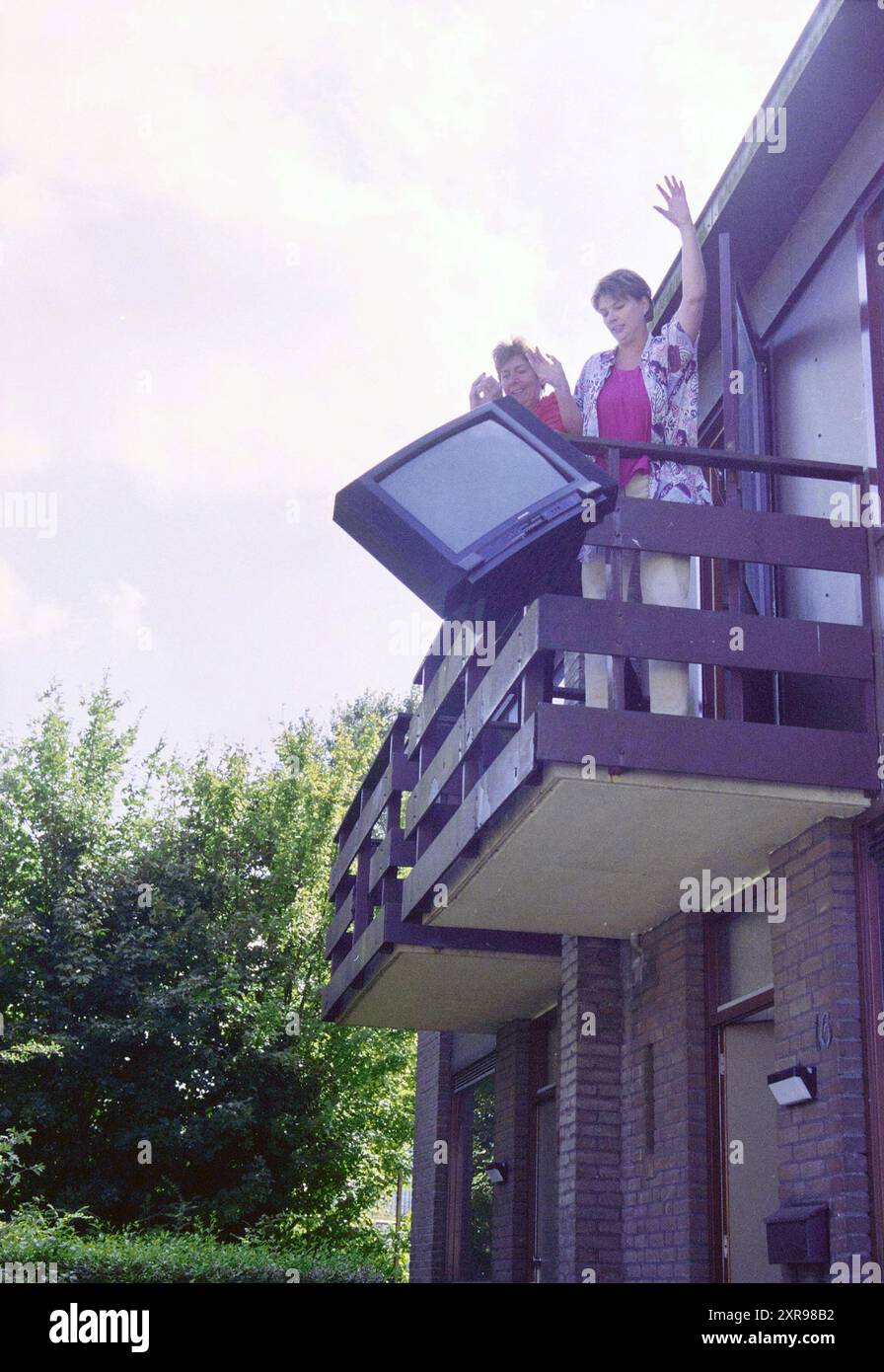 Throwing tv off balcony hi-res stock photography and images - Alamy