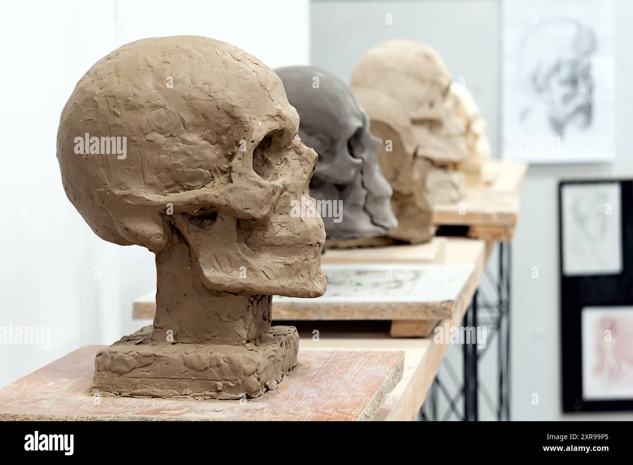 Sculpture studio stand artist hi-res stock photography and images - Alamy