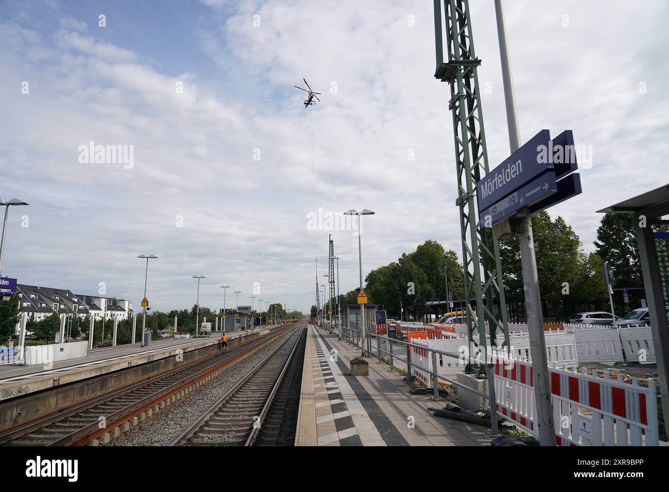 Hubschrauber transportieren Oberleitungsmasten zur Bahnstrecke der ...