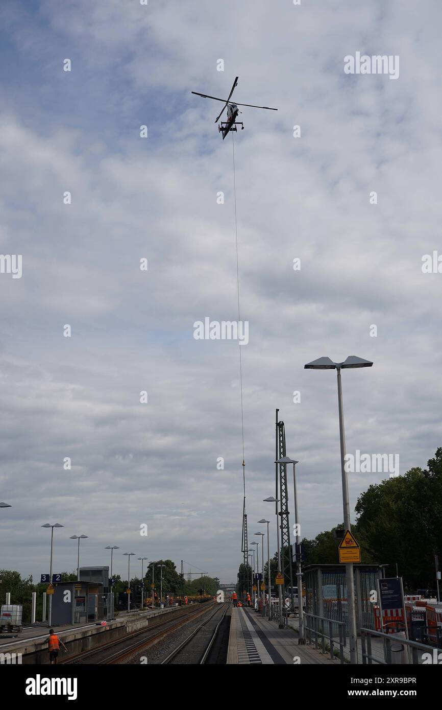 Hubschrauber transportieren Oberleitungsmasten zur Bahnstrecke der ...