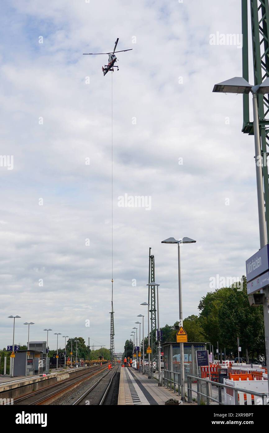 Hubschrauber transportieren Oberleitungsmasten zur Bahnstrecke der ...