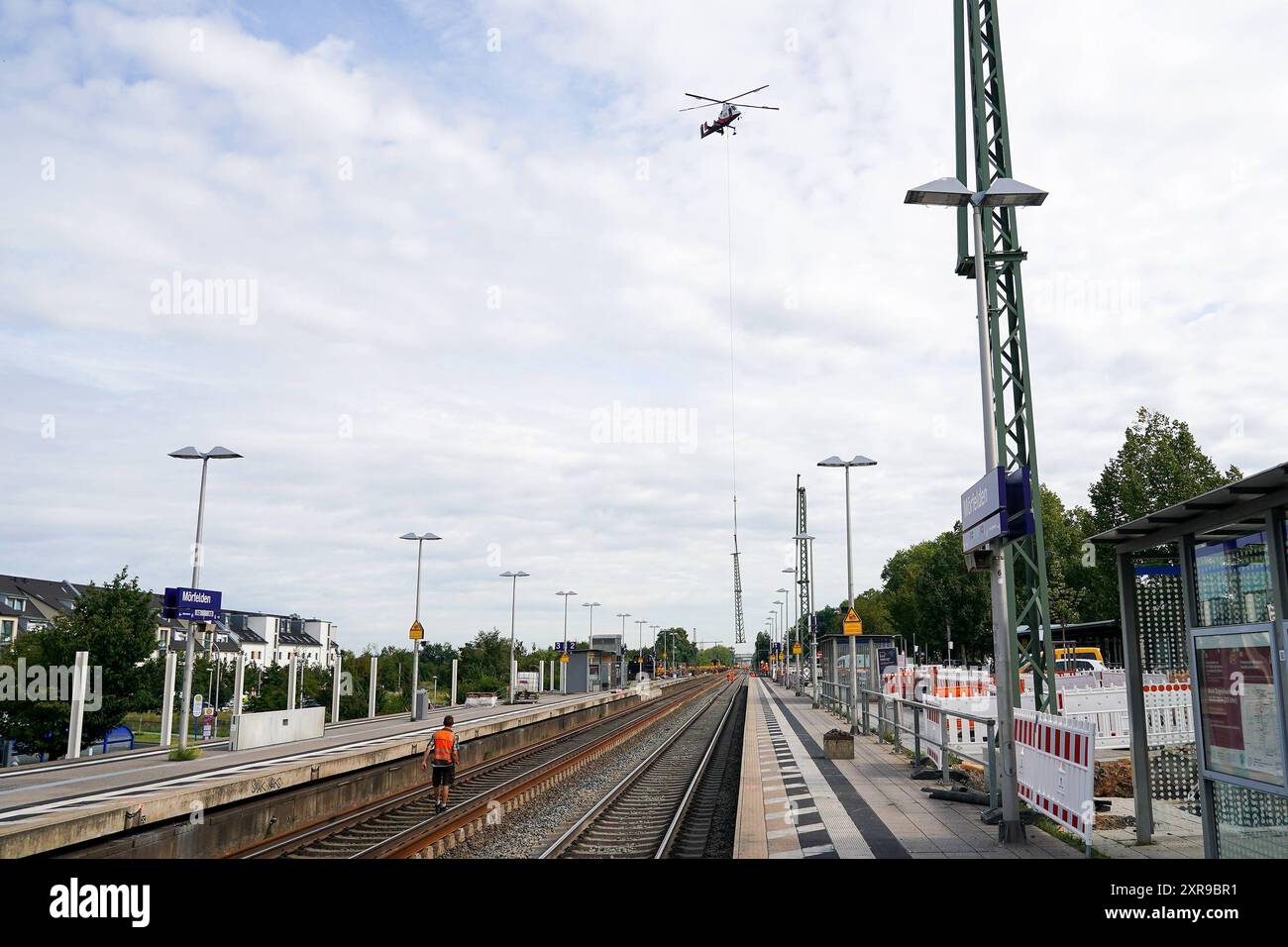 Hubschrauber transportieren Oberleitungsmasten zur Bahnstrecke der ...