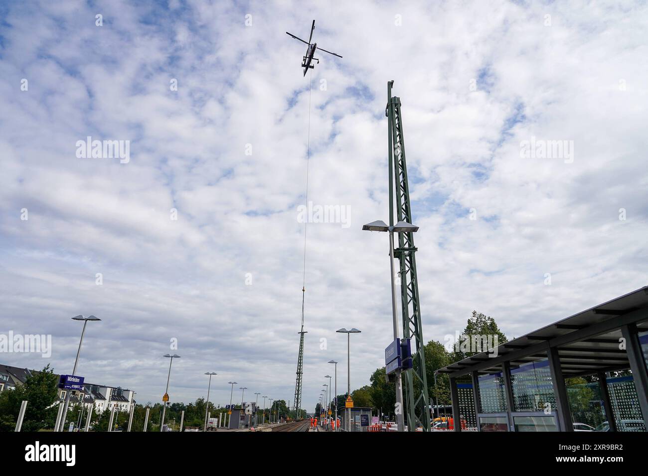 Hubschrauber transportieren Oberleitungsmasten zur Bahnstrecke der ...