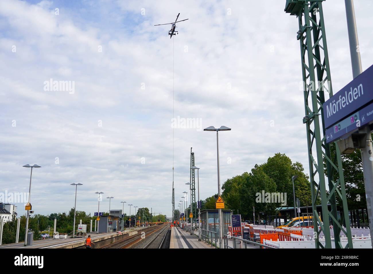 Hubschrauber transportieren Oberleitungsmasten zur Bahnstrecke der ...