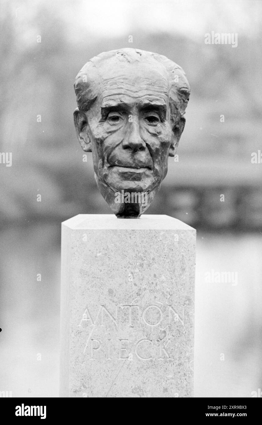 Bronze head anton pieck hi-res stock photography and images - Alamy