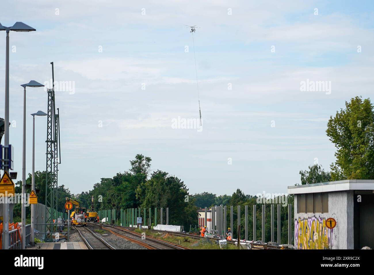 Hubschrauber transportieren Oberleitungsmasten zur Bahnstrecke der ...