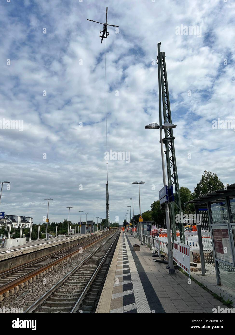Hubschrauber transportieren Oberleitungsmasten zur Bahnstrecke der ...
