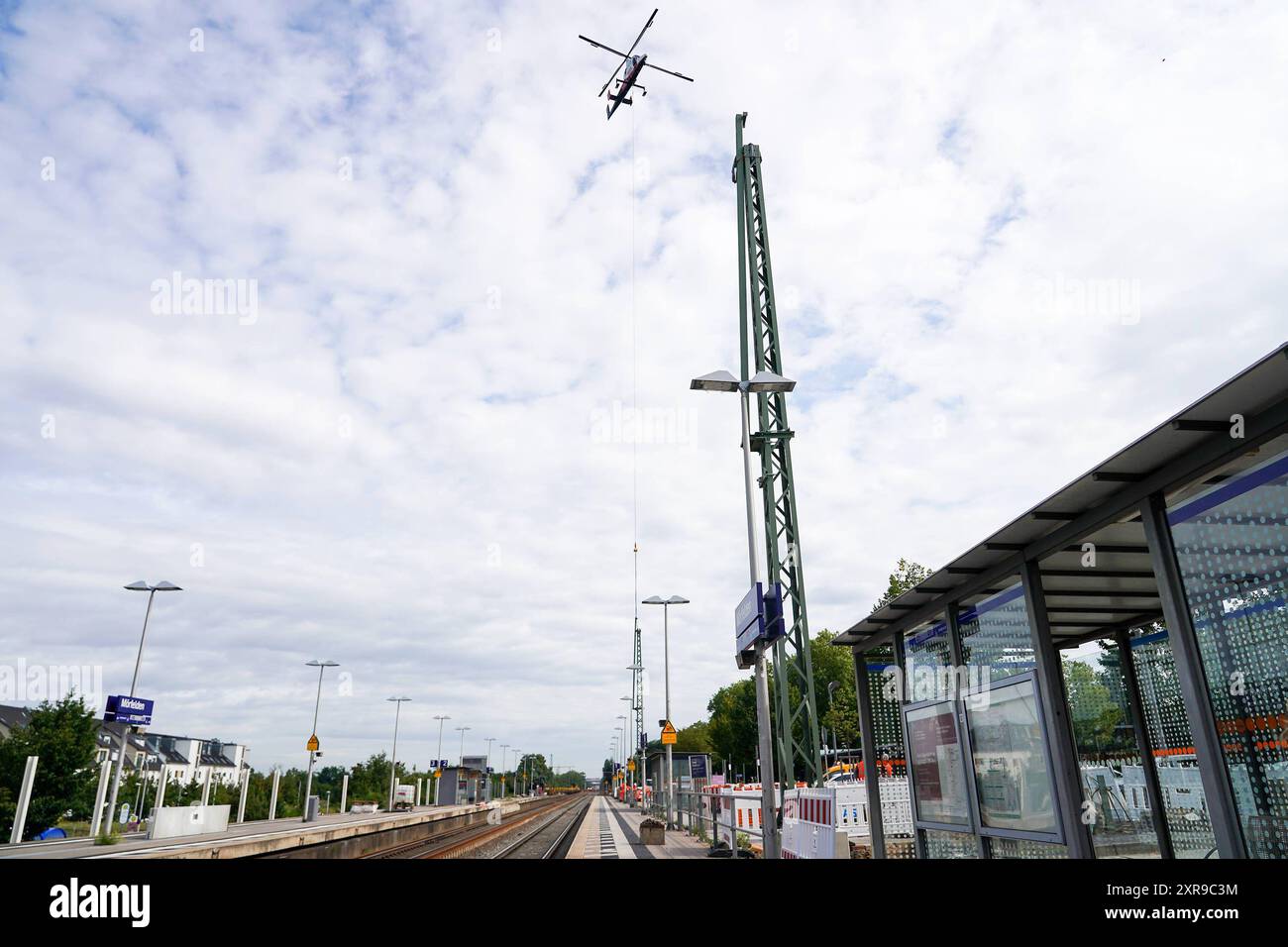 Hubschrauber transportieren Oberleitungsmasten zur Bahnstrecke der ...