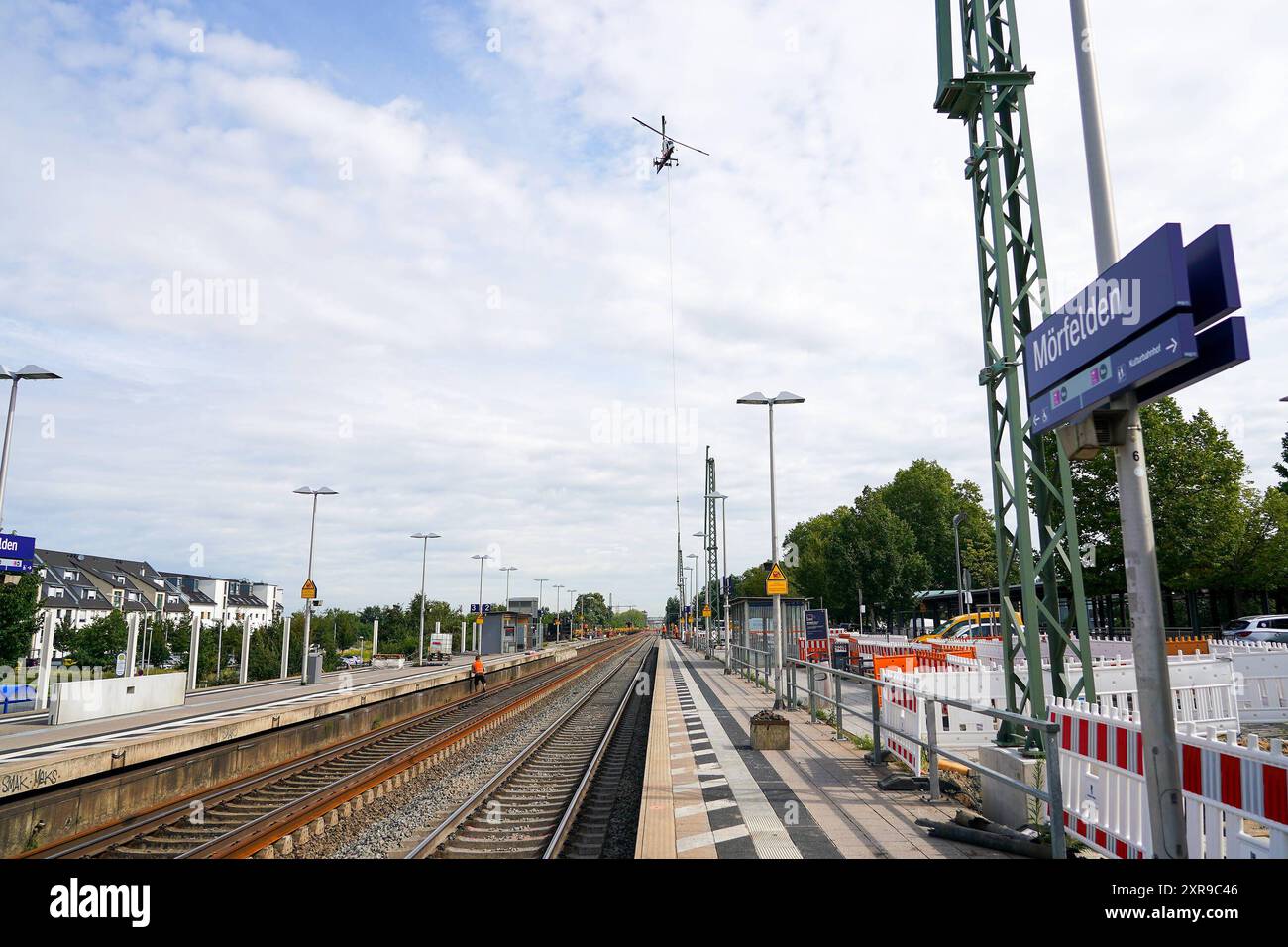 Hubschrauber transportieren Oberleitungsmasten zur Bahnstrecke der ...