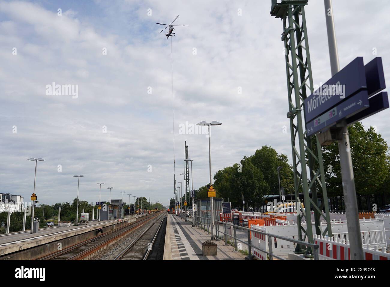 Hubschrauber transportieren Oberleitungsmasten zur Bahnstrecke der ...