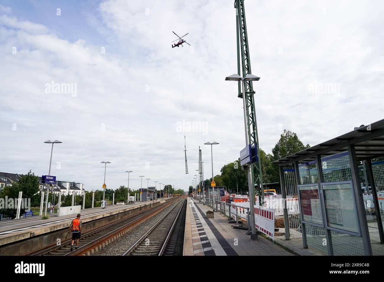 Hubschrauber transportieren Oberleitungsmasten zur Bahnstrecke der ...