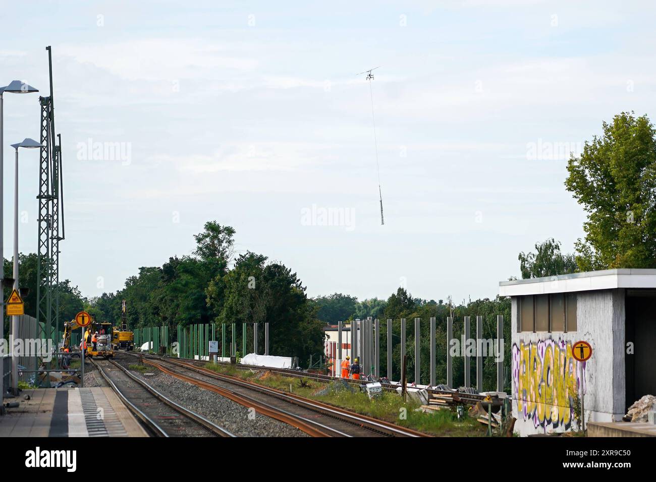 Hubschrauber transportieren Oberleitungsmasten zur Bahnstrecke der ...