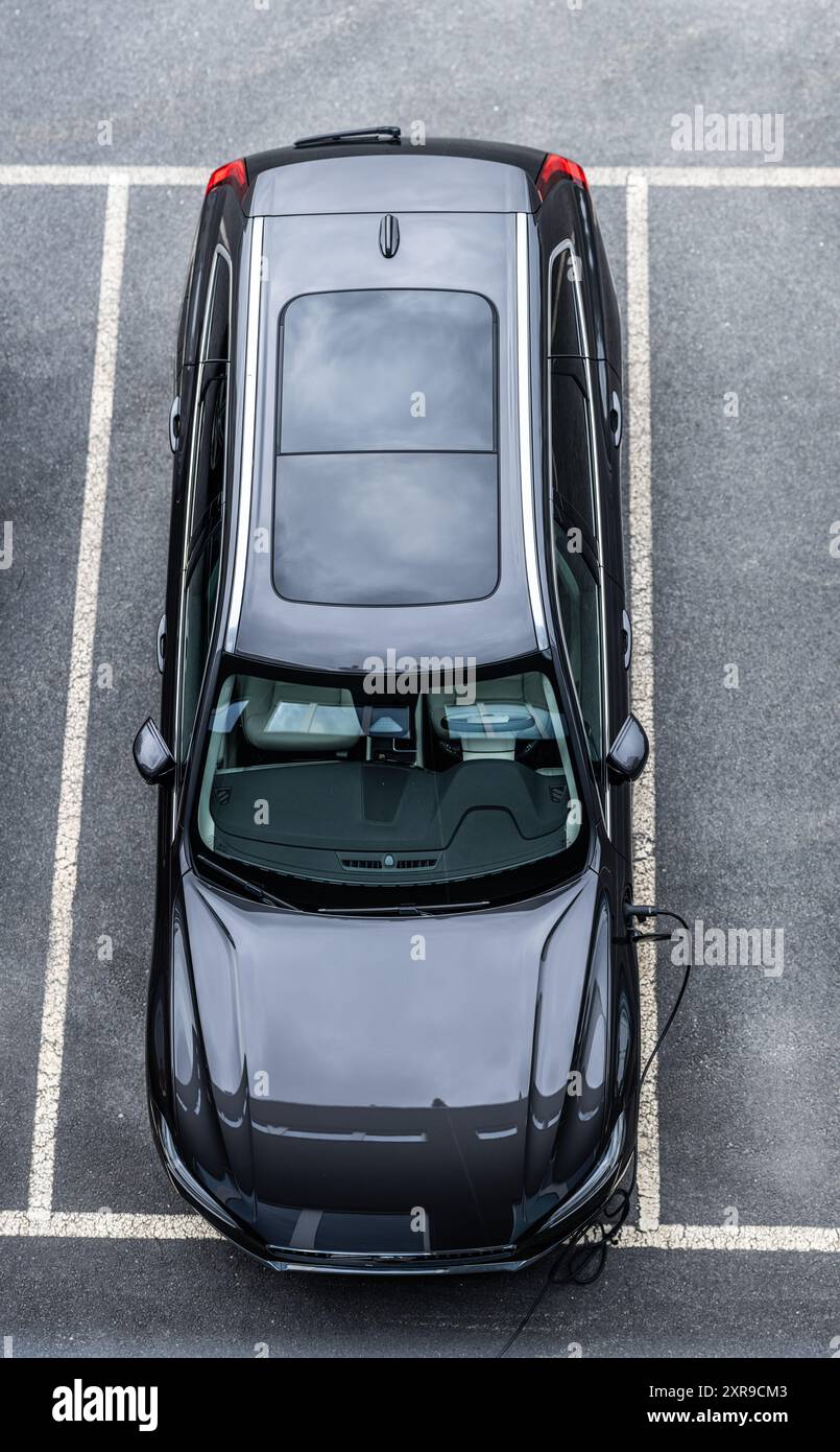Grey electric car electrical cable hi-res stock photography and images ...