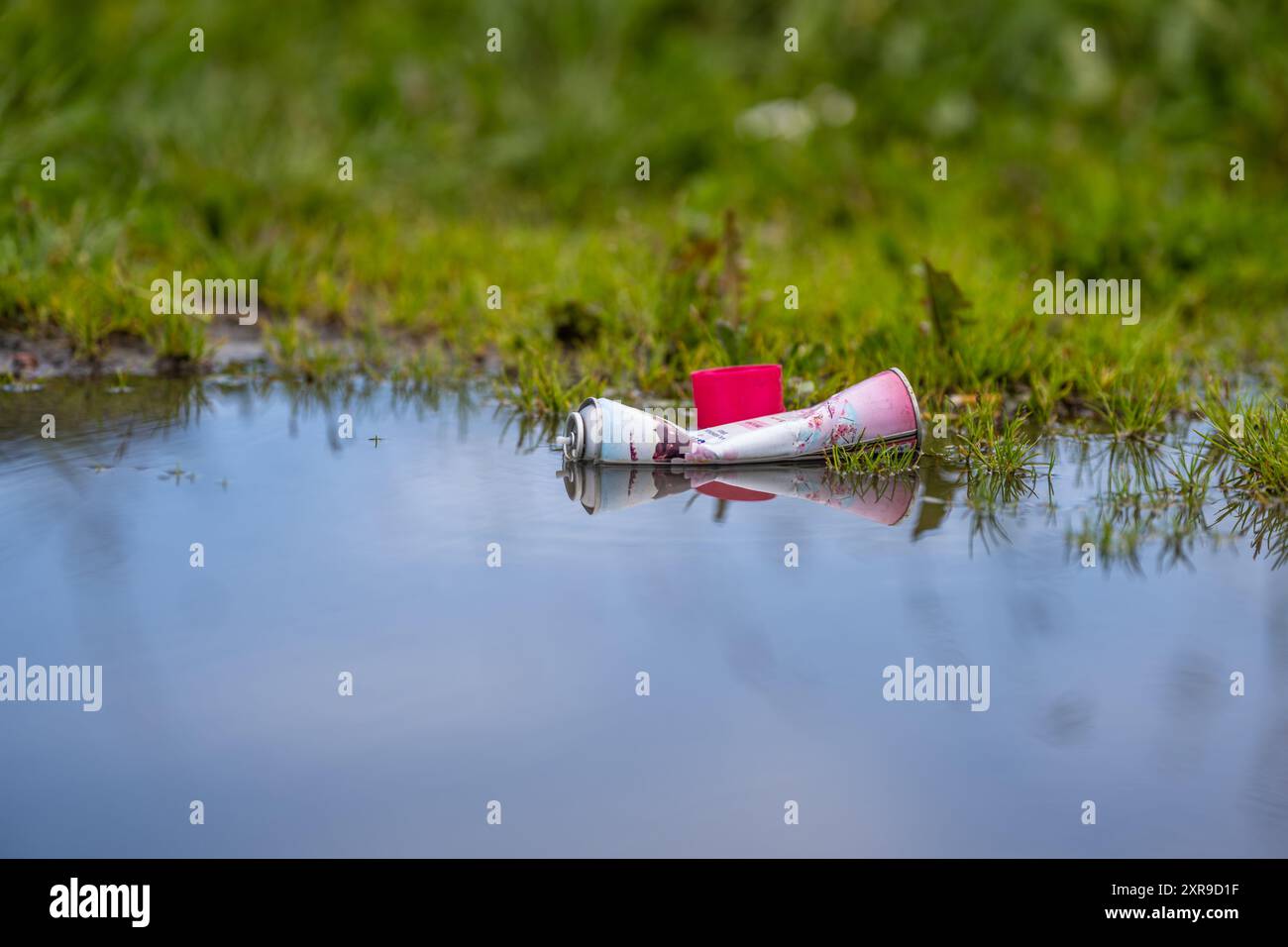Empty gas cannister used for sniffing Stock Photo - Alamy