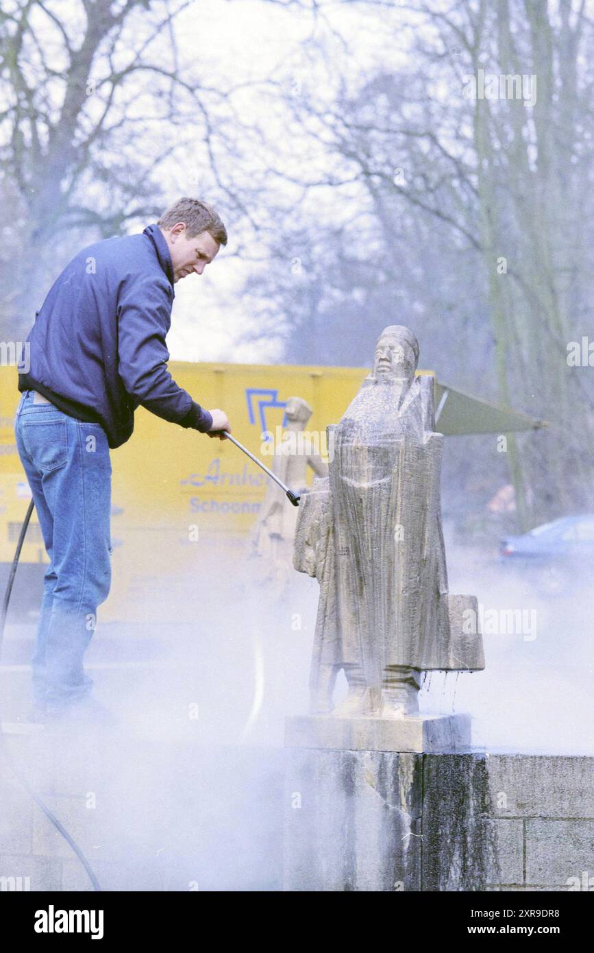 Cleaning Hildebrand Monument, 03-02-1998, Whizgle Dutch News: Historic ...